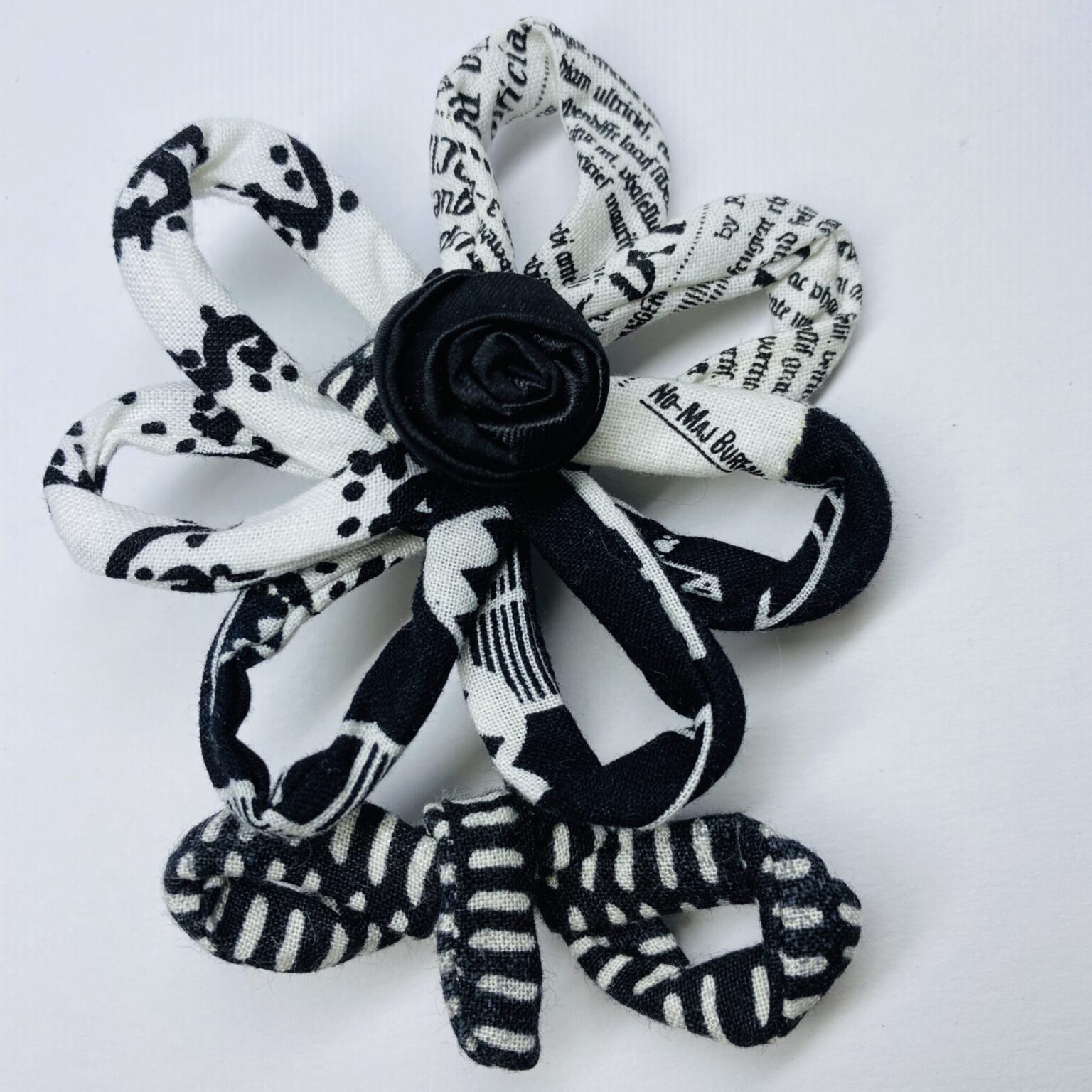 Daisy Pin – Ficklesticks Fabric Jewels